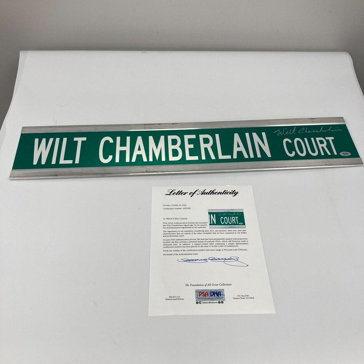 Wilt Chamberlain Signed 6x30 Street Sign Wilt Chamberlain Court PSA DN ...
